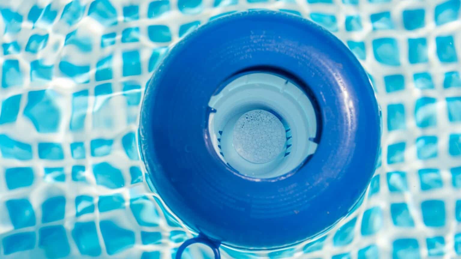 How to Use a Floating Chlorine Dispenser in a Swimming Pool